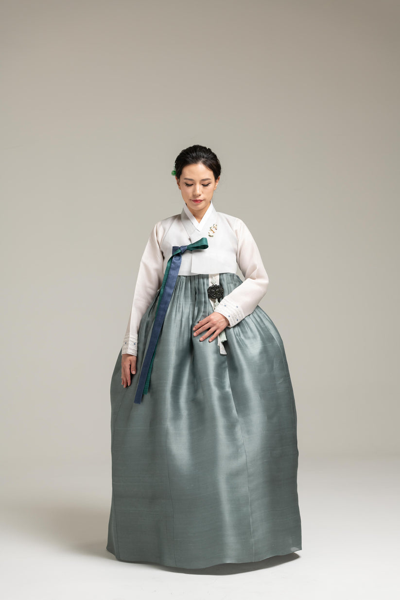 Queen's Dress & Hand Embroidered Jeogori – Meehee Hanbok